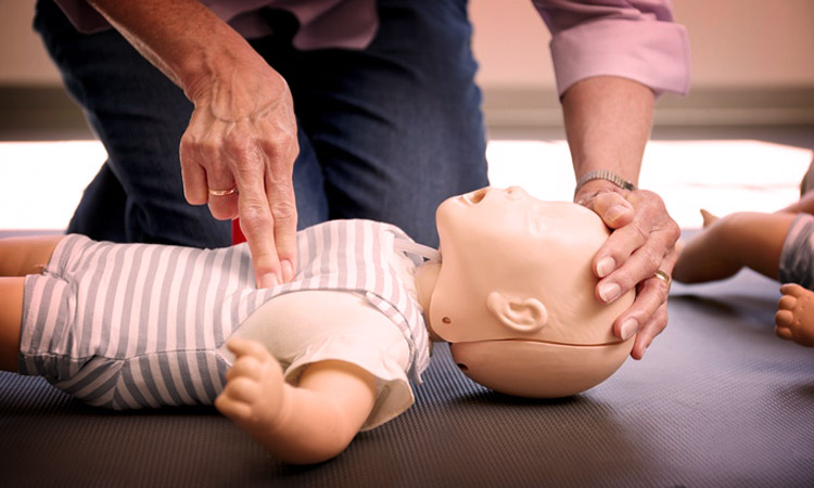 5 Langkah Yang Harus Dilakukan Saat Bayi Anda Tersedak | OTC Digest 5 Langkah Yang Harus Dilakukan Saat Bayi Anda Tersedak | OTC Digest